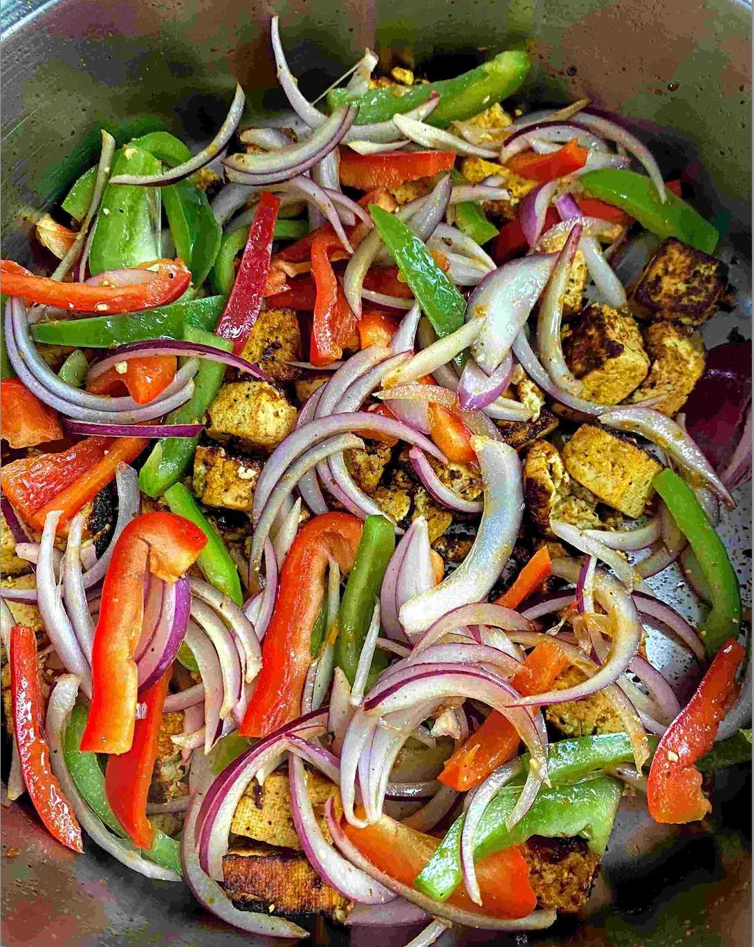Naihomy's Dominican Tofu Guisado – Familia Kitchen